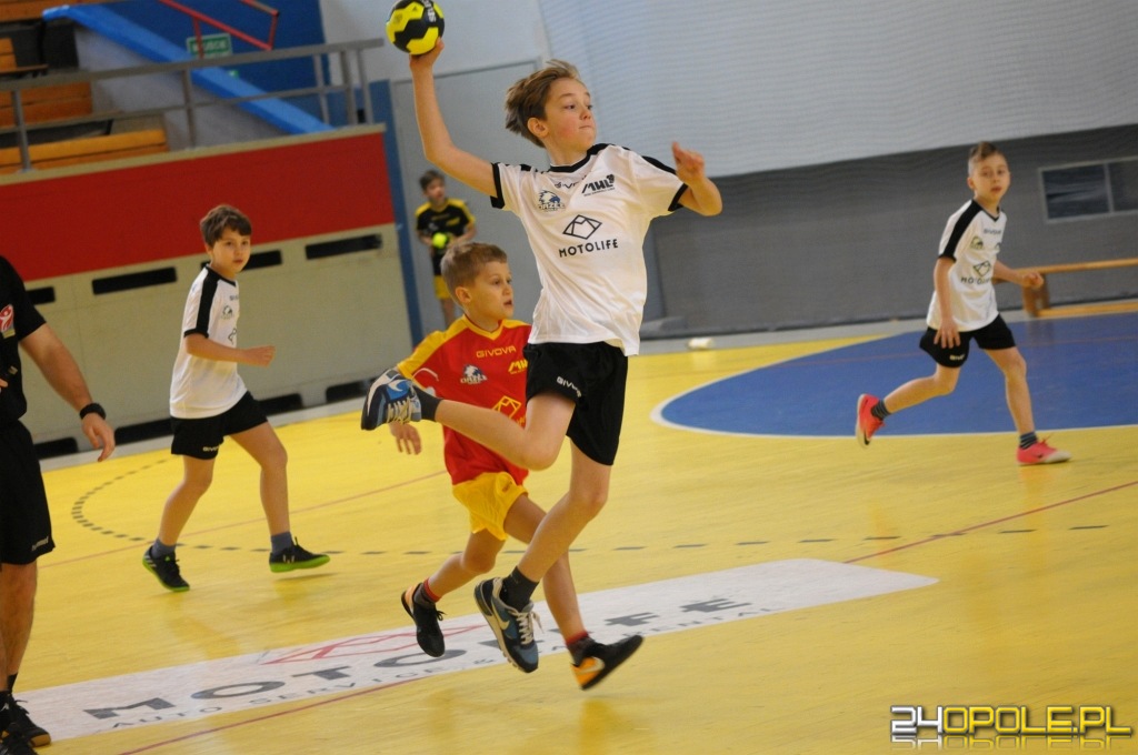 Uczniowie szkół podstawowych rywalizują w lidze piłki ręcznej "Mini ...