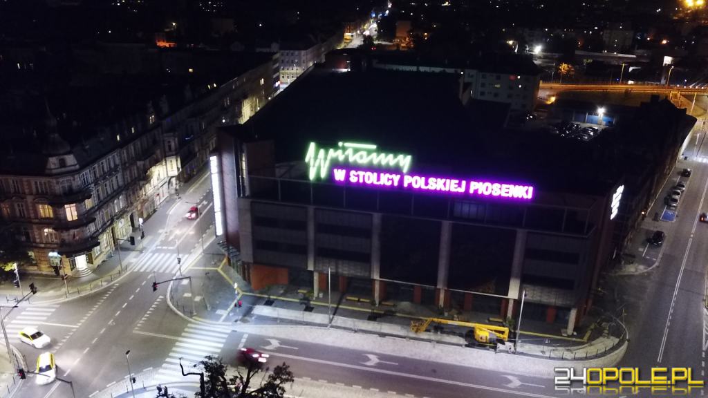 Neonowy napis na Centrum Przesiadkowym Opole Główne pięknie się ...