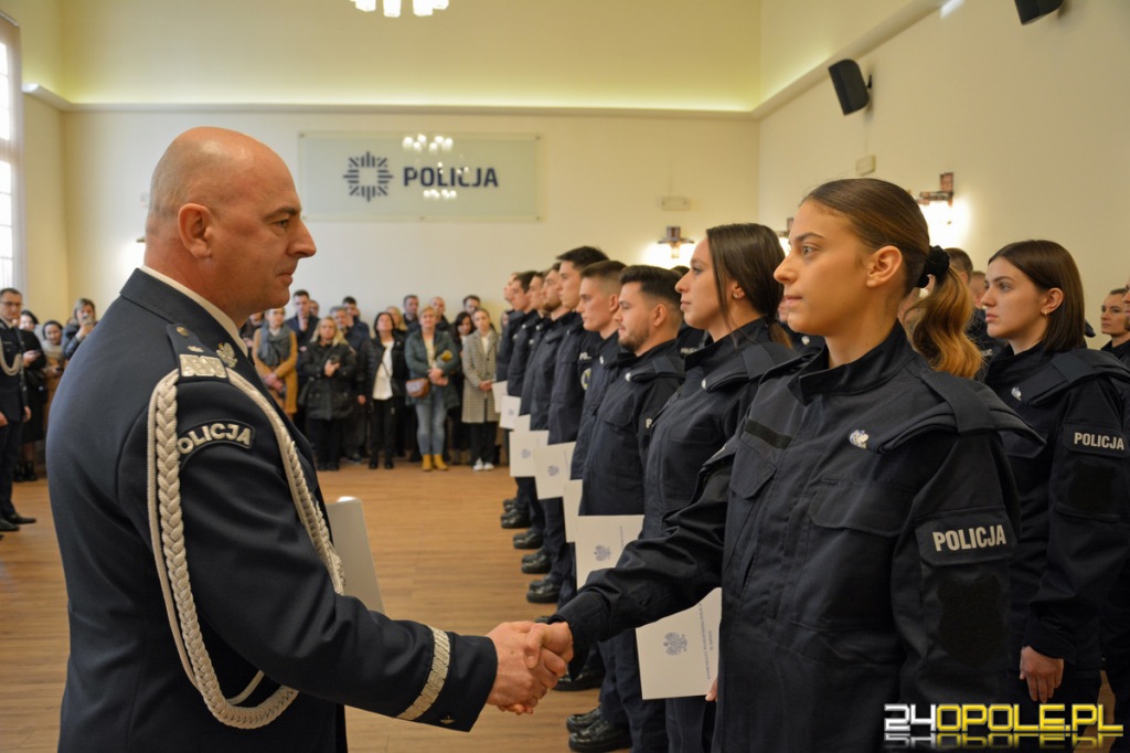 Słowa roty ślubowania wypowiedziało dzisiaj 43 nowych funkcjonariuszy ...
