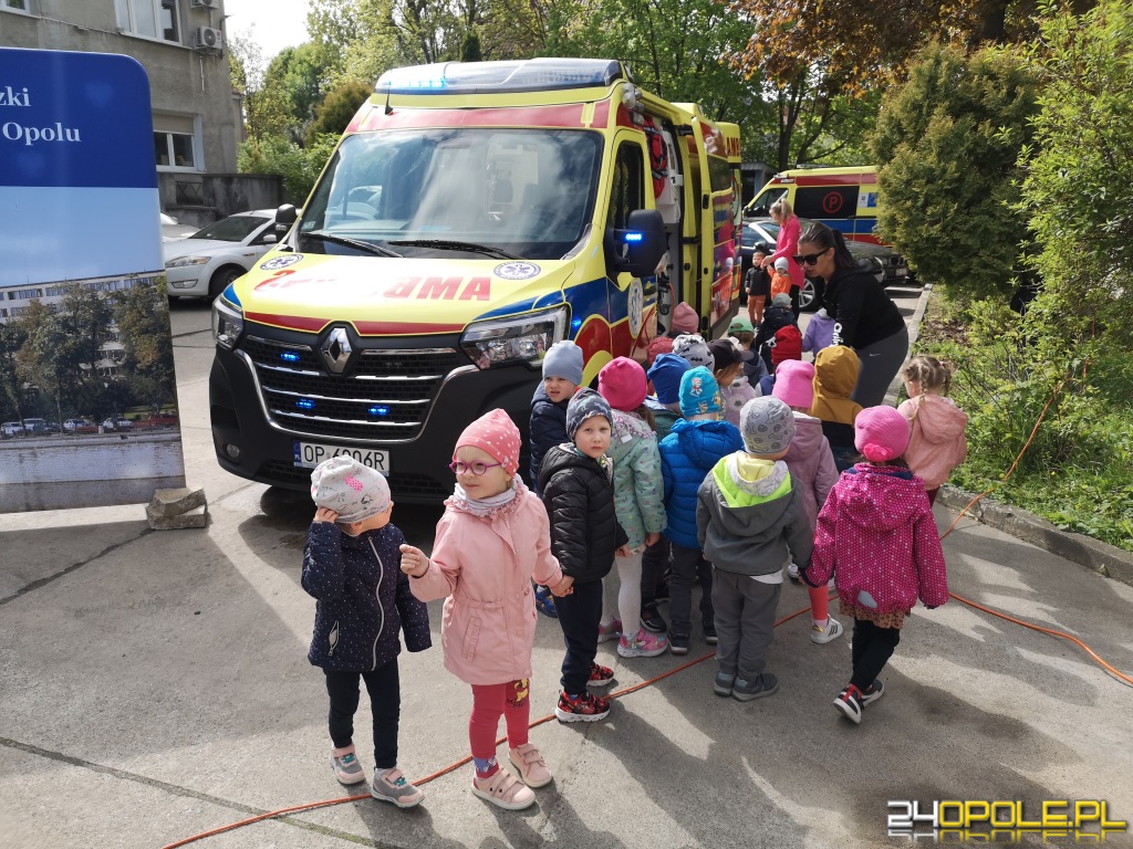 Dzieci uczą się, jak wezwać pomoc. Trwa dzień otwarty w OCRM - Wiadomości