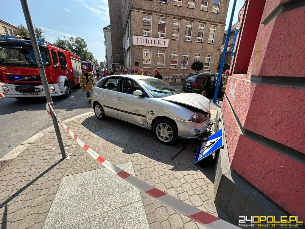 Zderzenie samochodów w centrum Opola. Jeden z pojazdów uderzył w budynek - Wiadomości