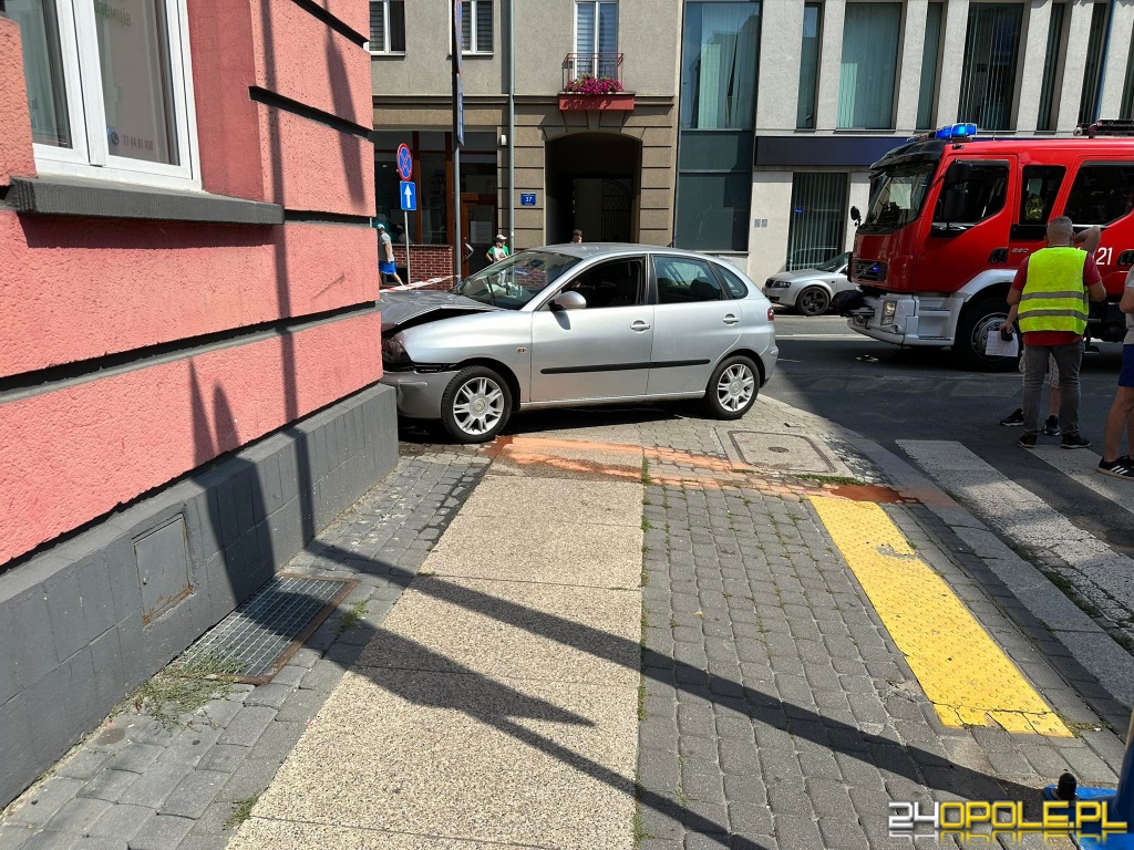 Zderzenie samochodów w centrum Opola. Jeden z pojazdów uderzył w budynek - 24opole.pl