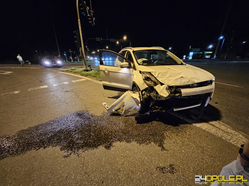 Zderzenie na skrzyżowaniu obwodnicy Opola i ulicy Luboszyckiej - dwie osoby trafiły do szpitala ...