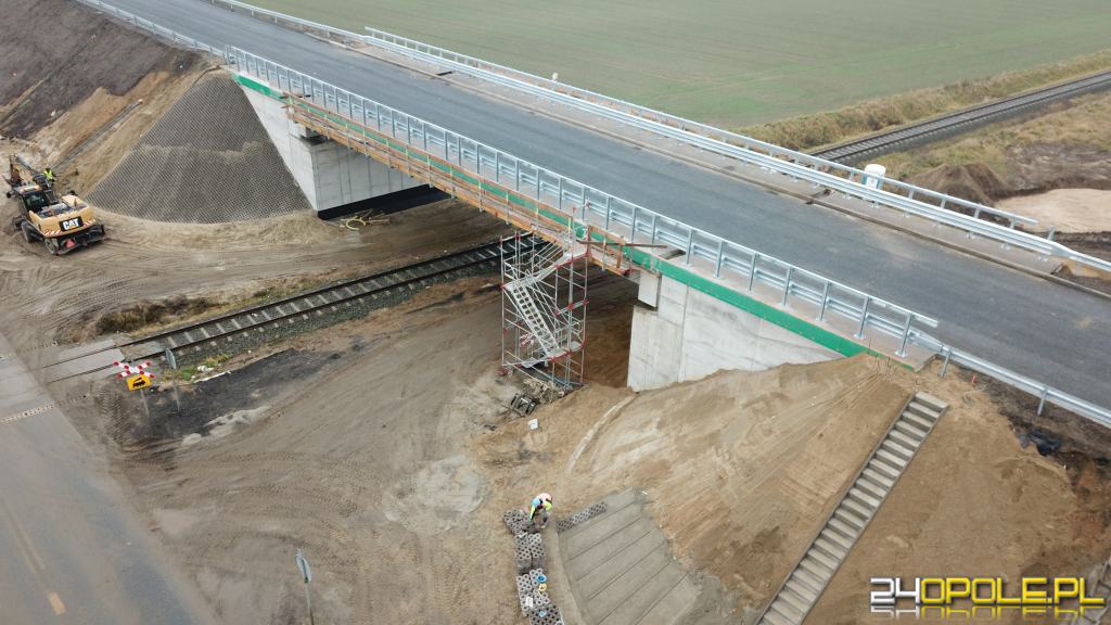 Próby obciążeniowe wiaduktu na DK45. Sprawdzono wytrzymałość nowej konstrukcji - Wiadomości