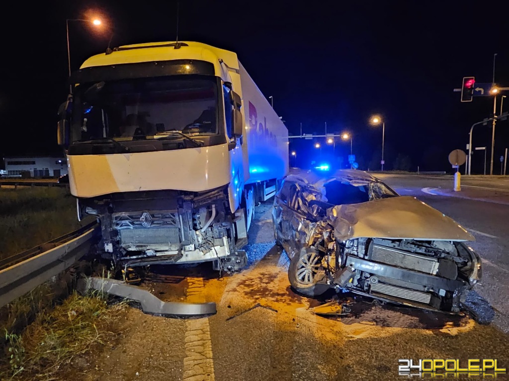 Zderzenie ciężarówki z osobówką na obwodnicy Opola. Jedna osoba poszkodowana - Wiadomości