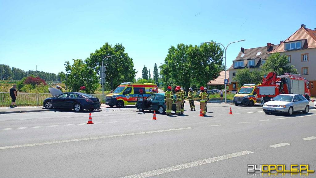 Zderzenie dwóch aut w centrum Opola. Jedna osoba trafiła do szpitala - Wiadomości