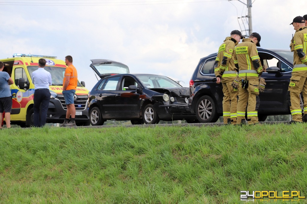 Zderzenie czterech aut na obwodnicy Opola. Do szpitala trafiła kobieta z dzieckiem - Wiadomości